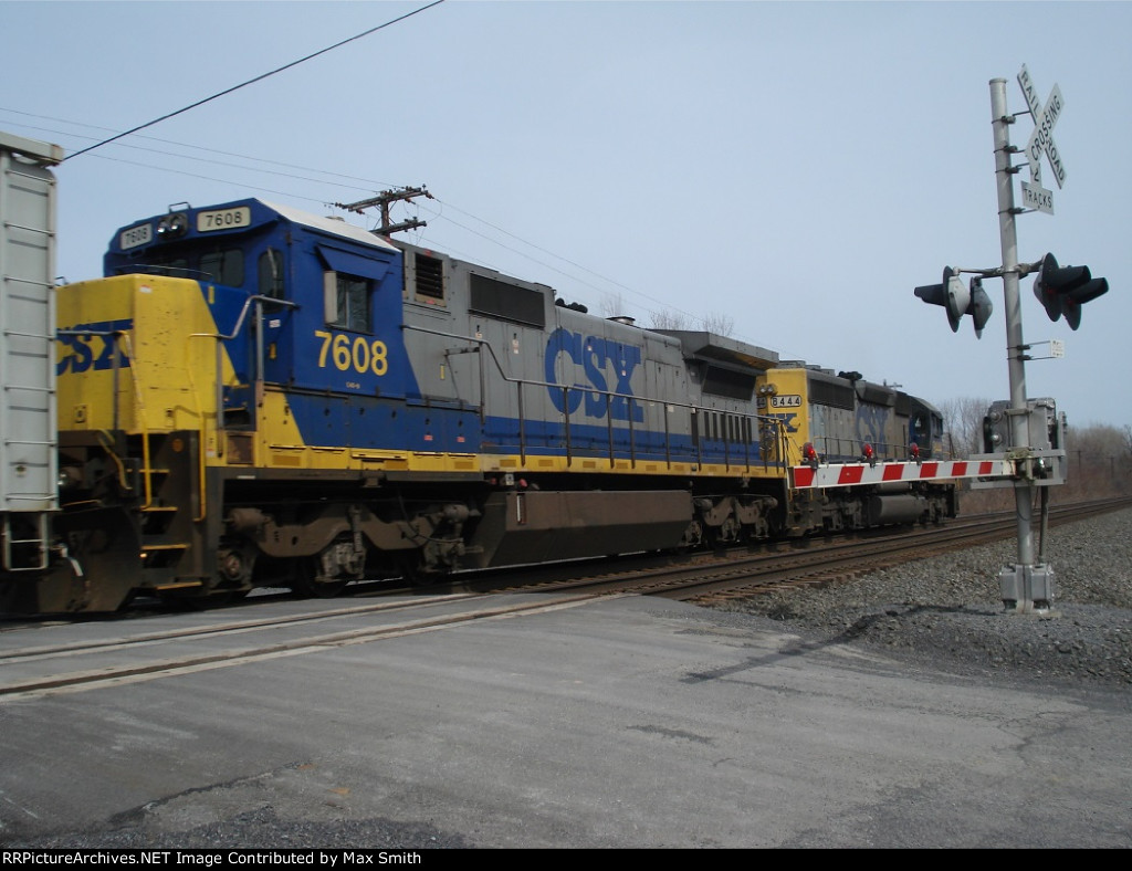 CSXT 7608 on CSX Q626